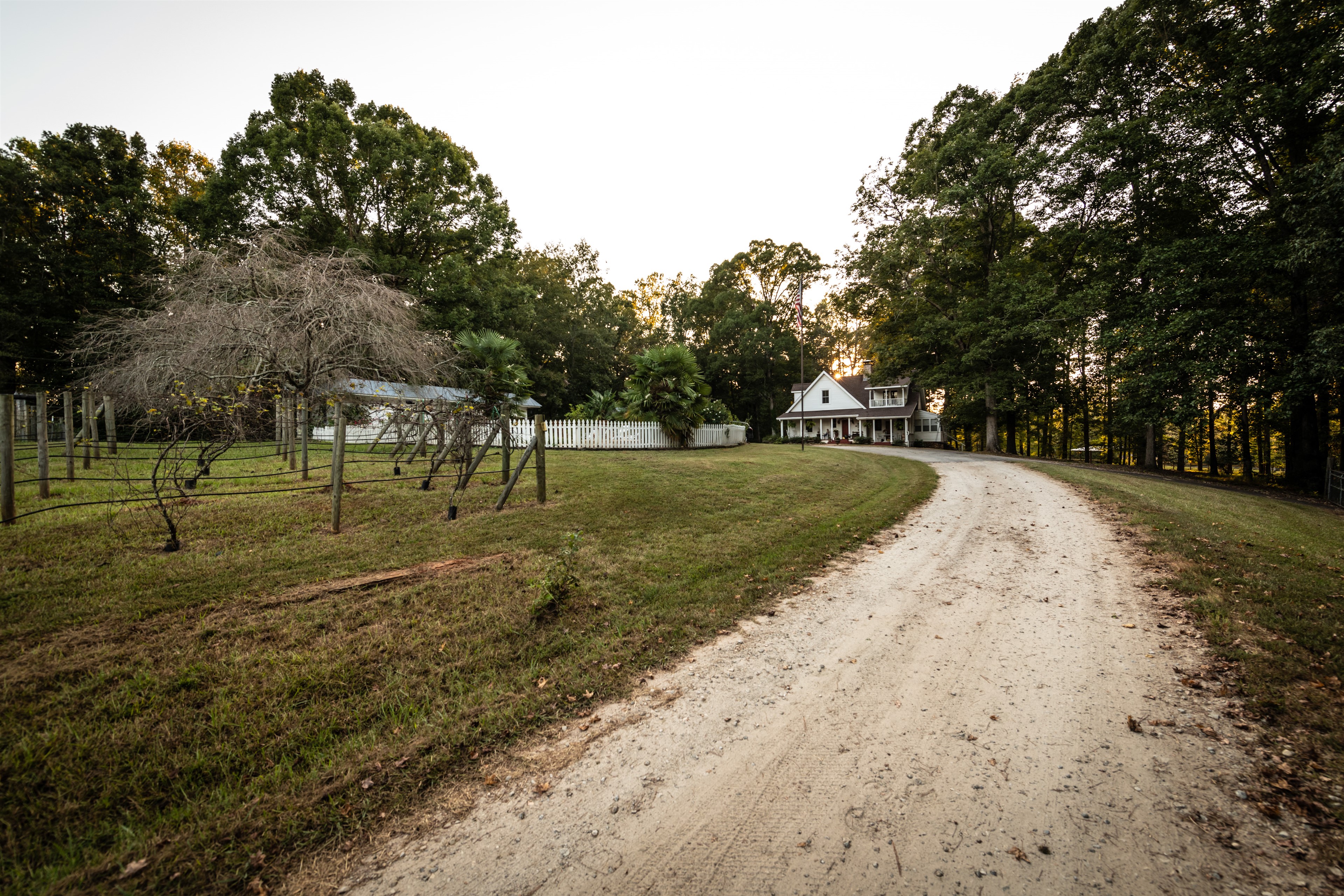 Locations Hub - 40 Acre Farm - Rustic Farmhouse - Homestead