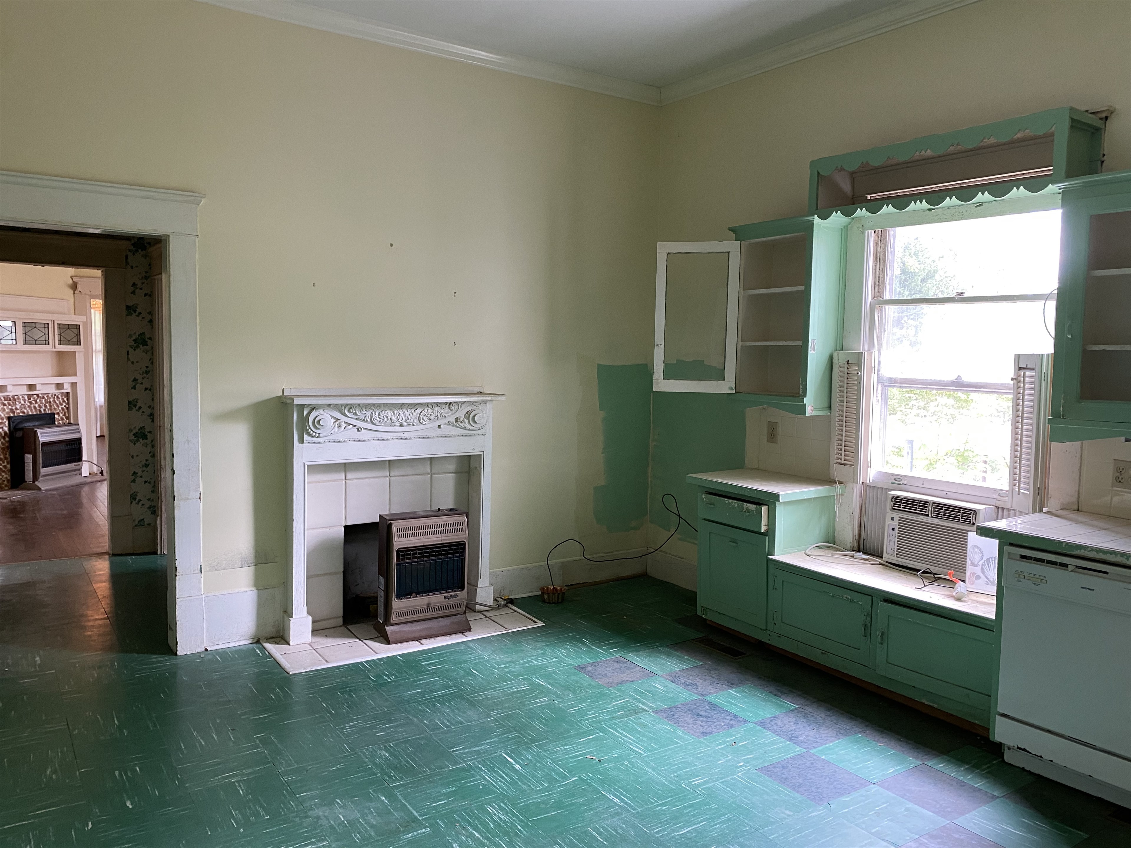 Locations Hub - Rose Manor: Vintage Victorian Home on Multiple Acres